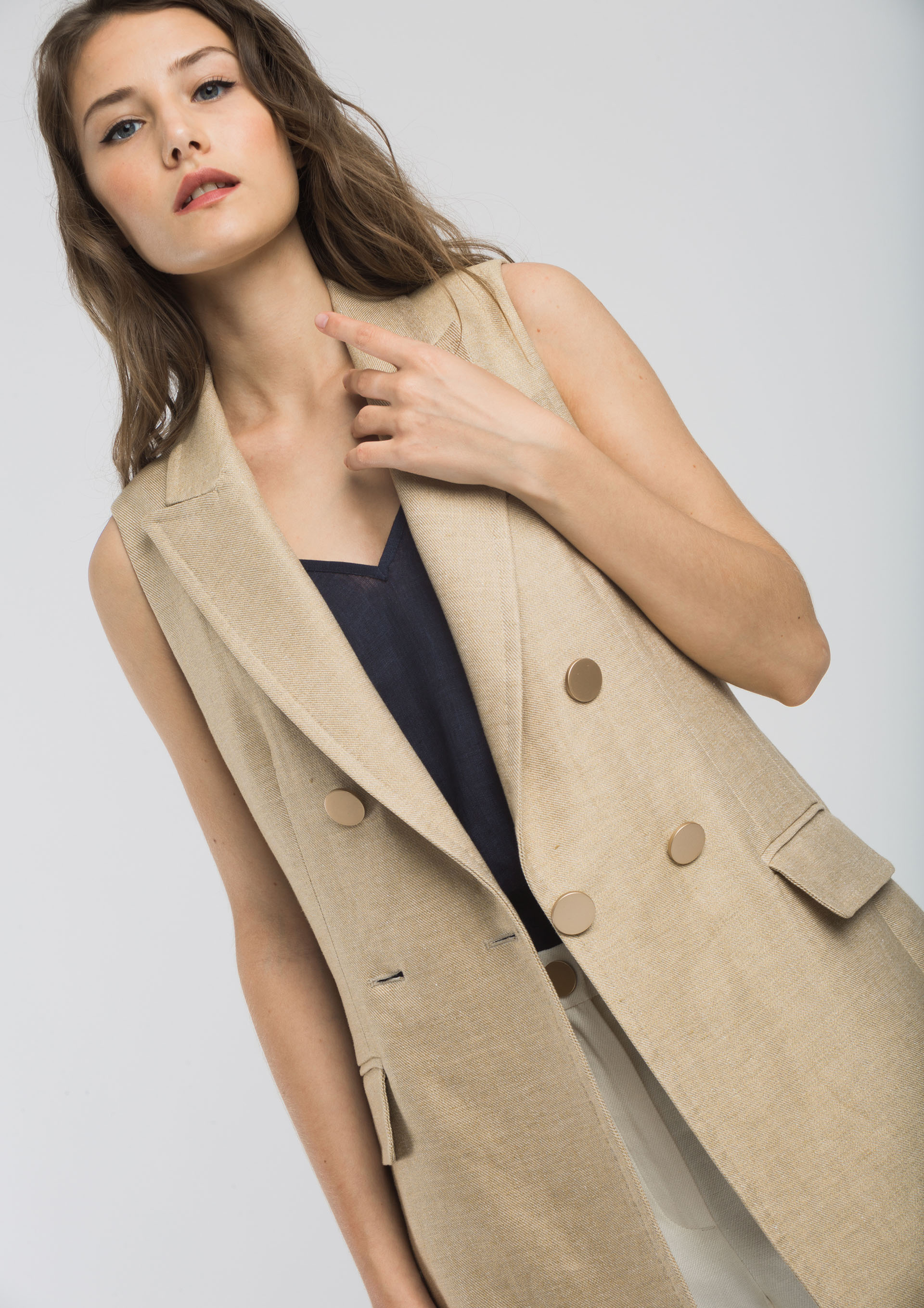 Chaleco beige semientallado