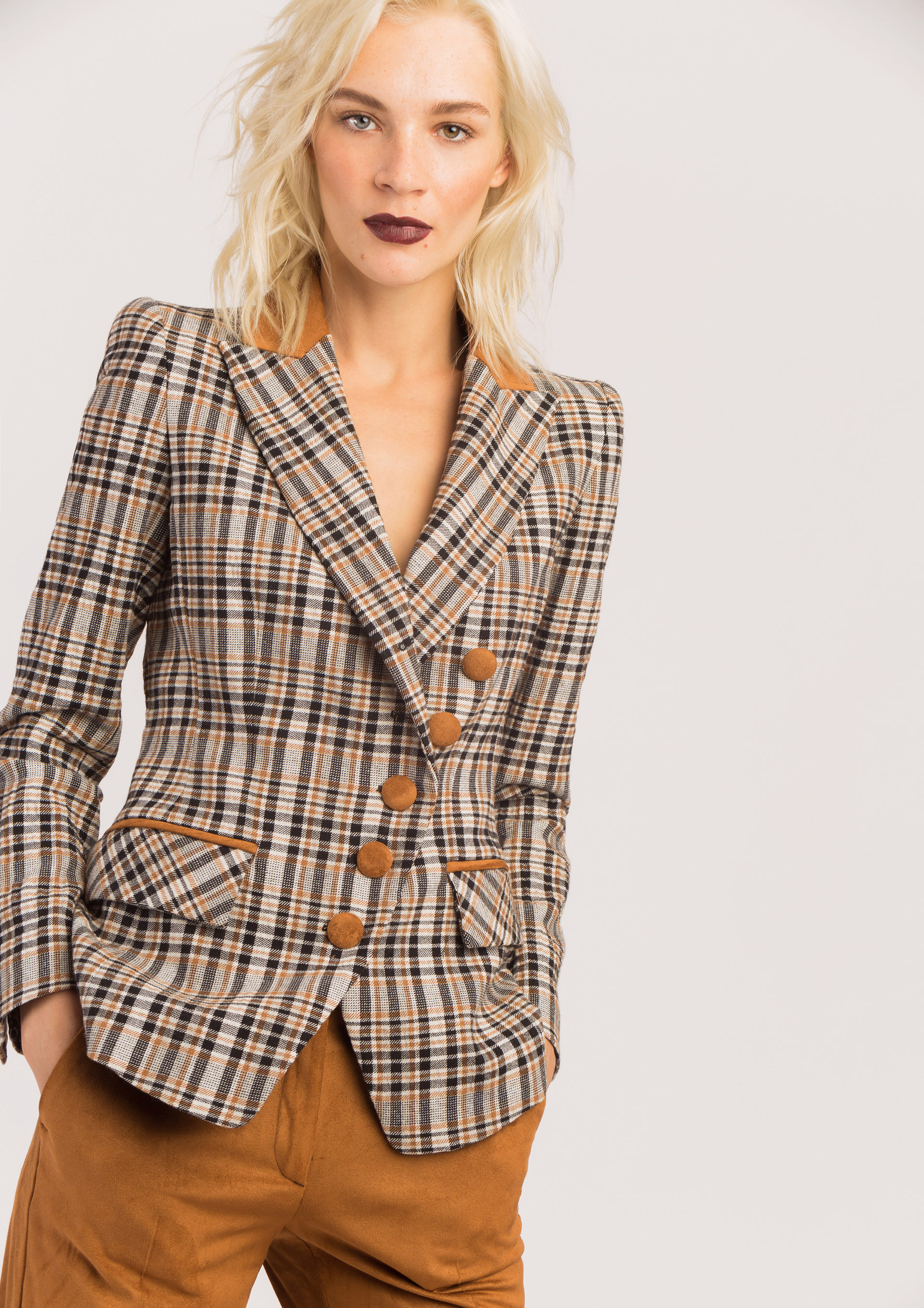 Short checked blazer.
